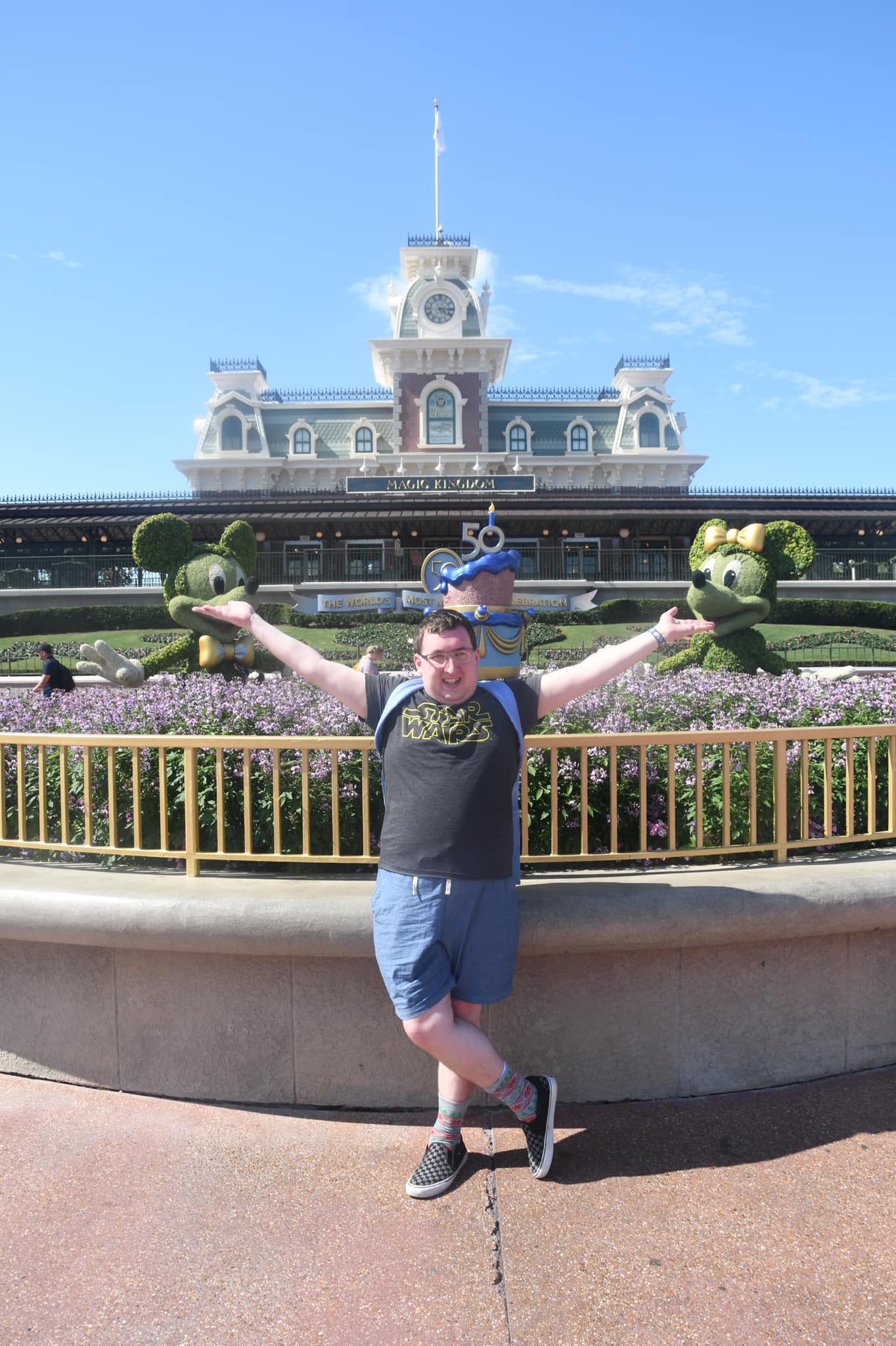 Hands Up | WDWMAGIC - Unofficial Walt Disney World discussion forums